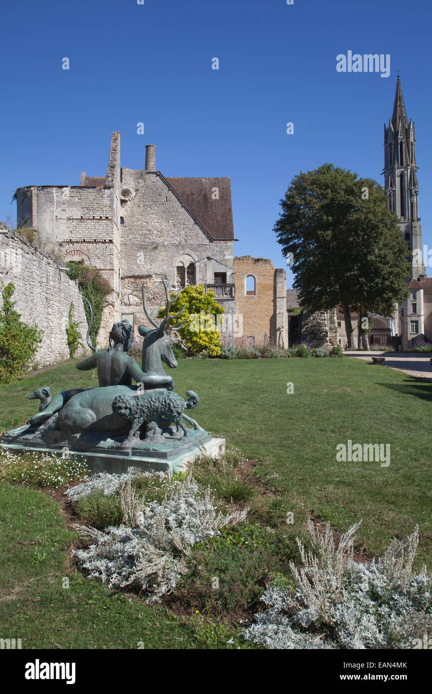 The ruined Château at Parc du Palais Royal at Senlis Stock Photo - Alamy