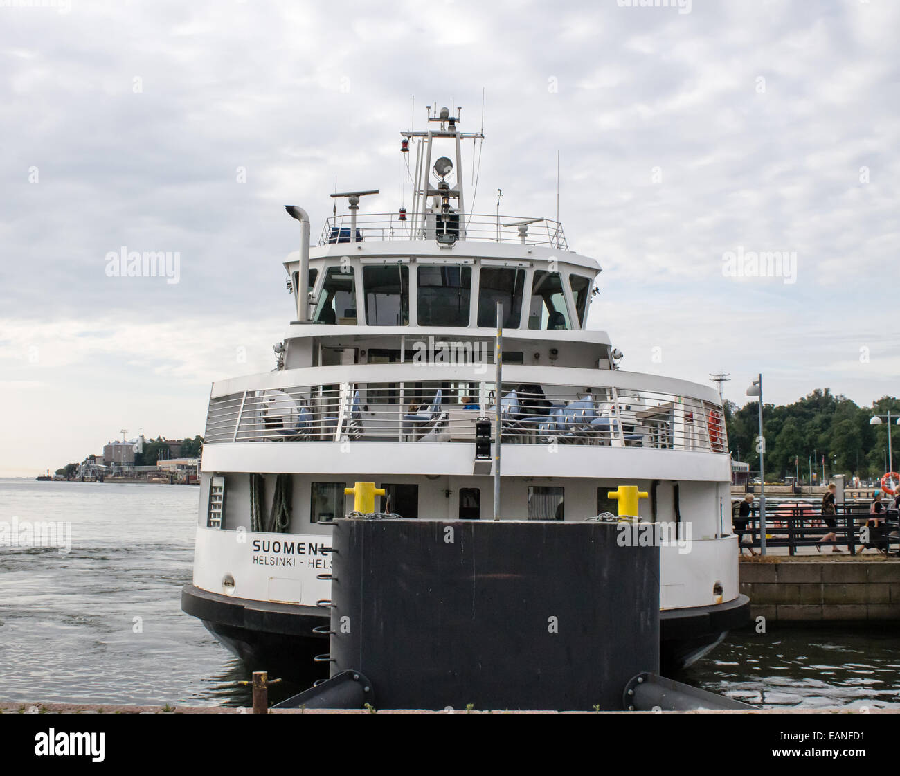 Tourists and Commuters disembarking Suomenlinna (Sveaborg) Ferry ...