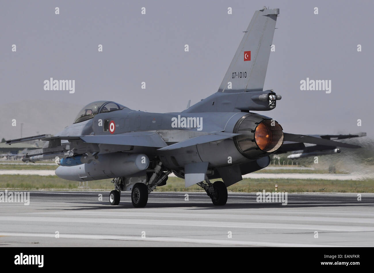 Rear View F 16 Jet Fighter High Resolution Stock Photography and Images ...