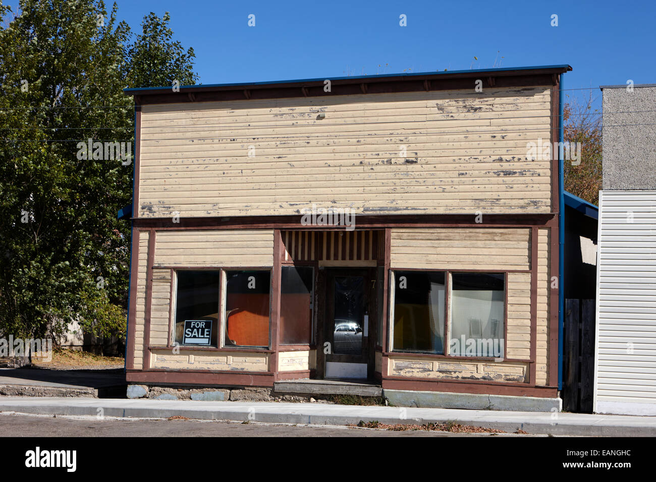 Old abandoned storefront hi-res stock photography and images - Alamy