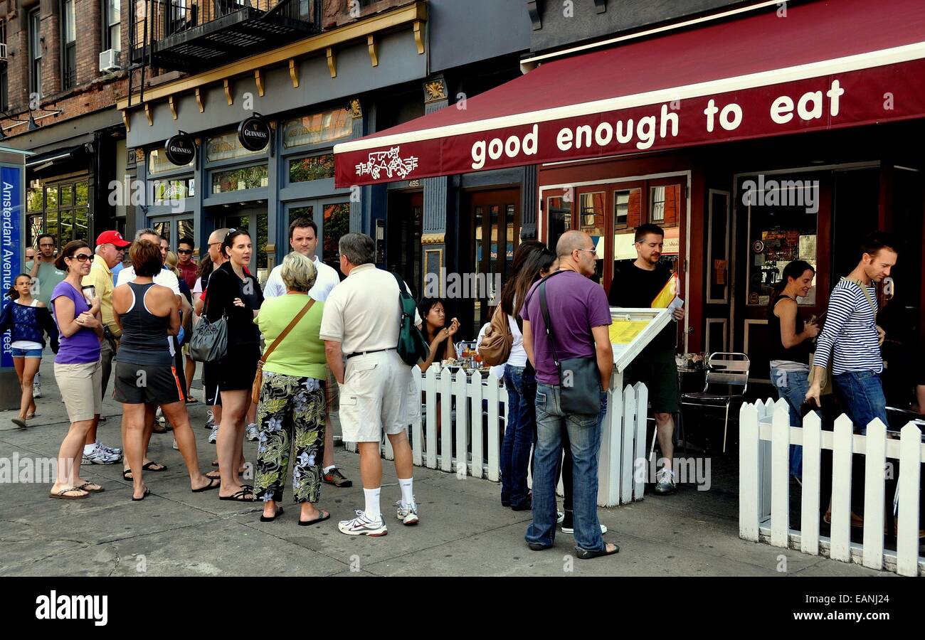 NYC: People queue in line to enjoy a summer Sunday brunch at the very ...