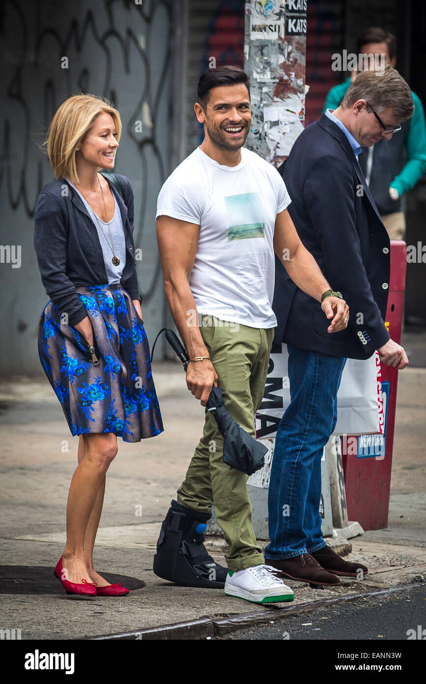 Kelly Ripa and Mark Consuelos were all smiles in spite of wet weather ...