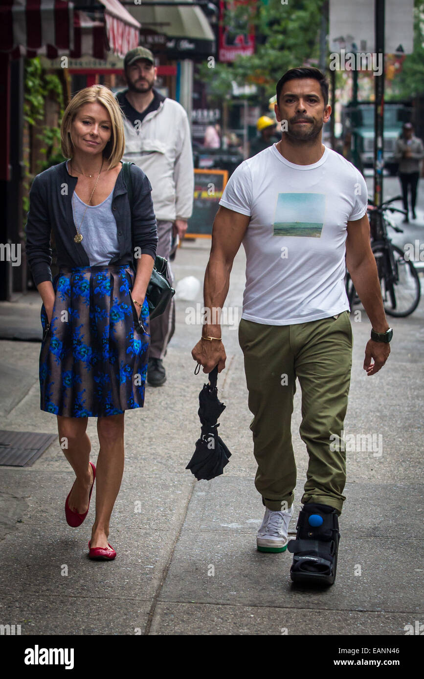 Kelly Ripa And Mark Consuelos Were All Smiles In Spite Of Wet Weather