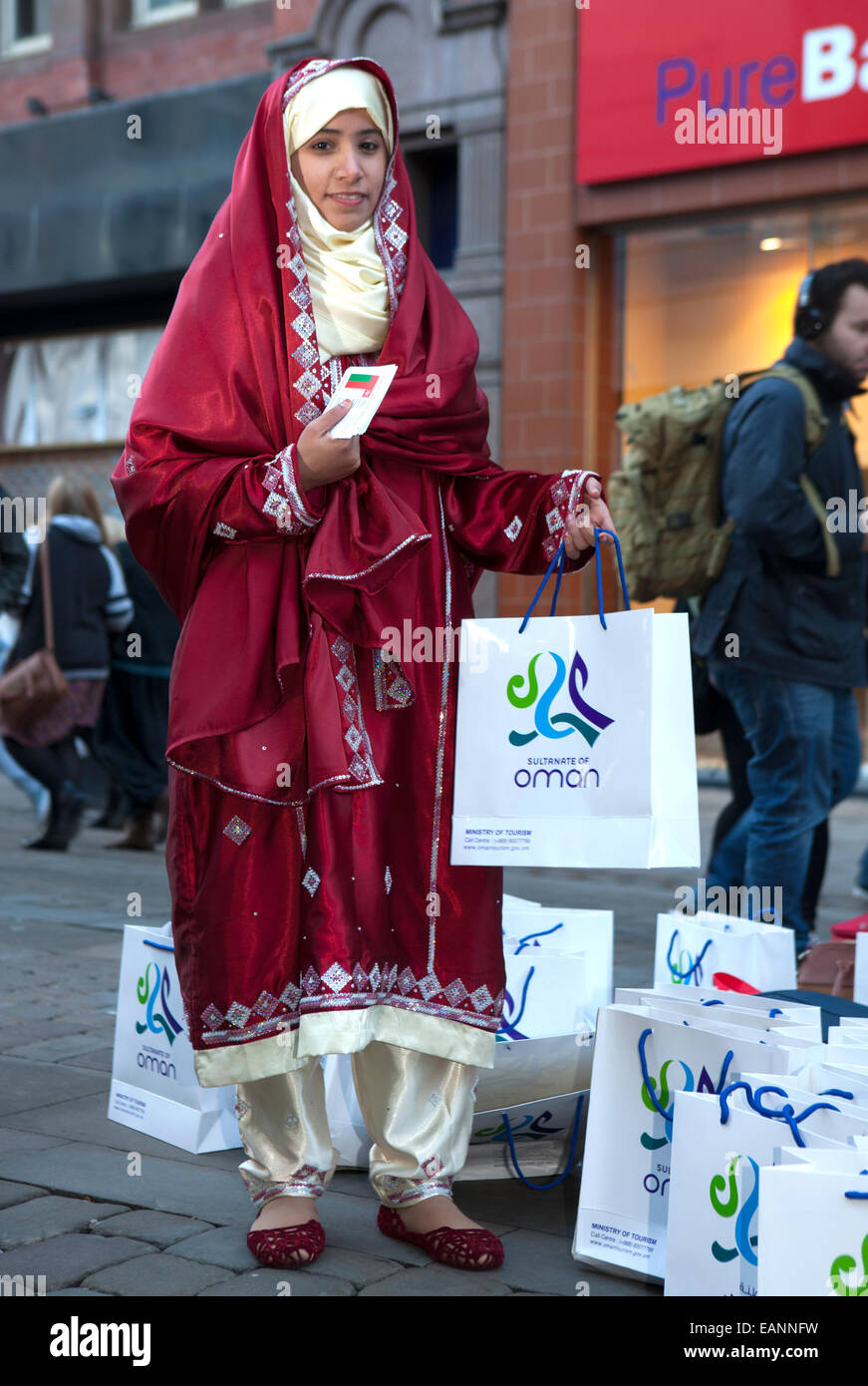 Women traditional dress oman hi-res stock photography and images - Alamy
