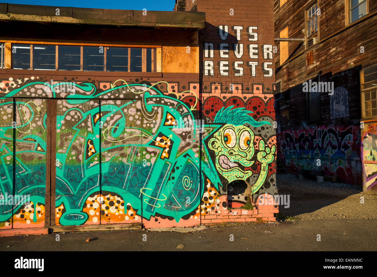 Back Alley With Graffiti High Resolution Stock Photography and Images ...