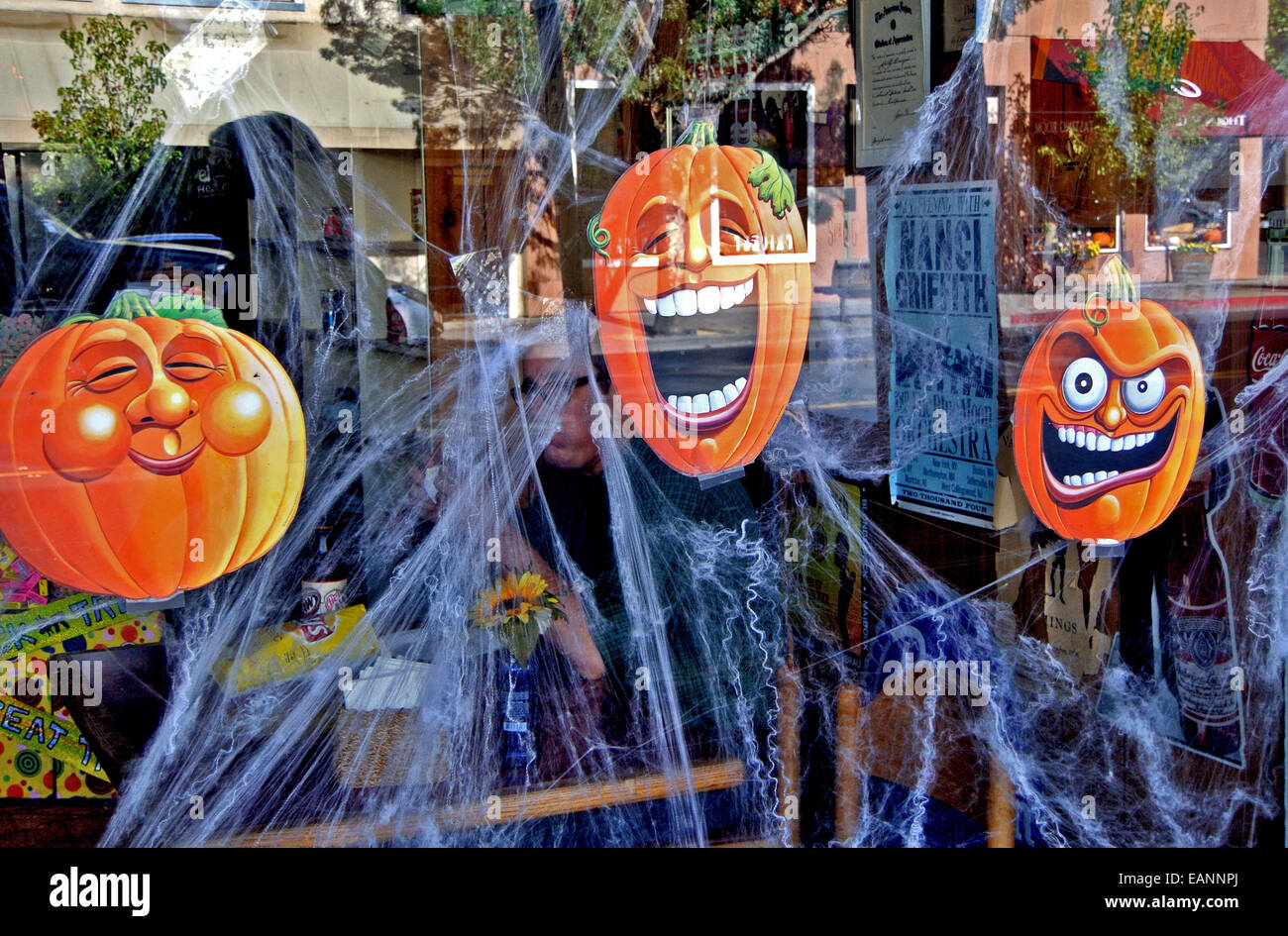 store window with holdiday pumpkin decorations Stock Photo - Alamy