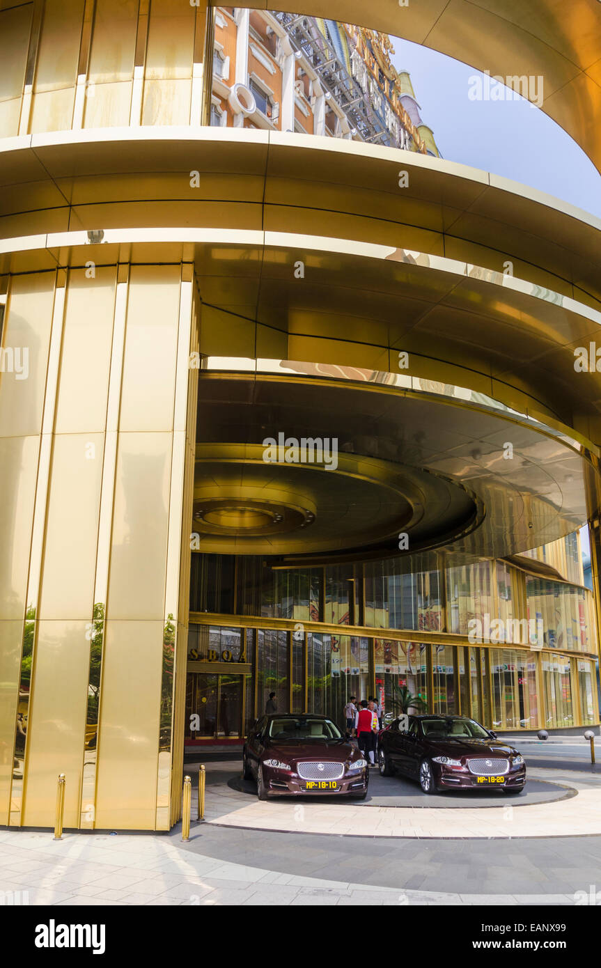 Luxury hotel cars parked outside the Hotel Lisboa, Macau, China Stock ...