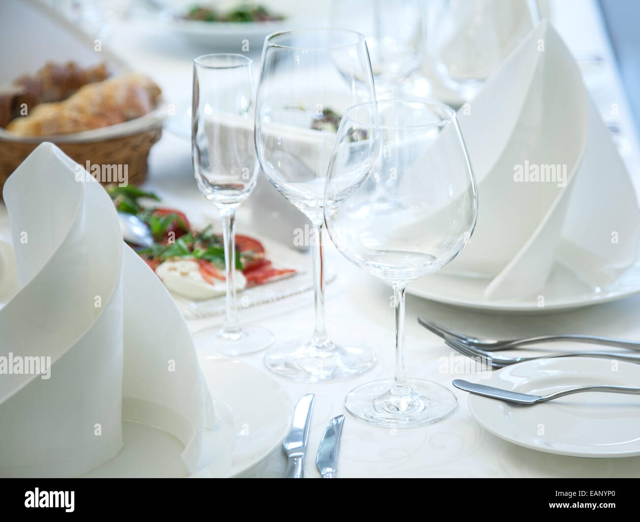Festival table setting at the restaurant Stock Photo - Alamy