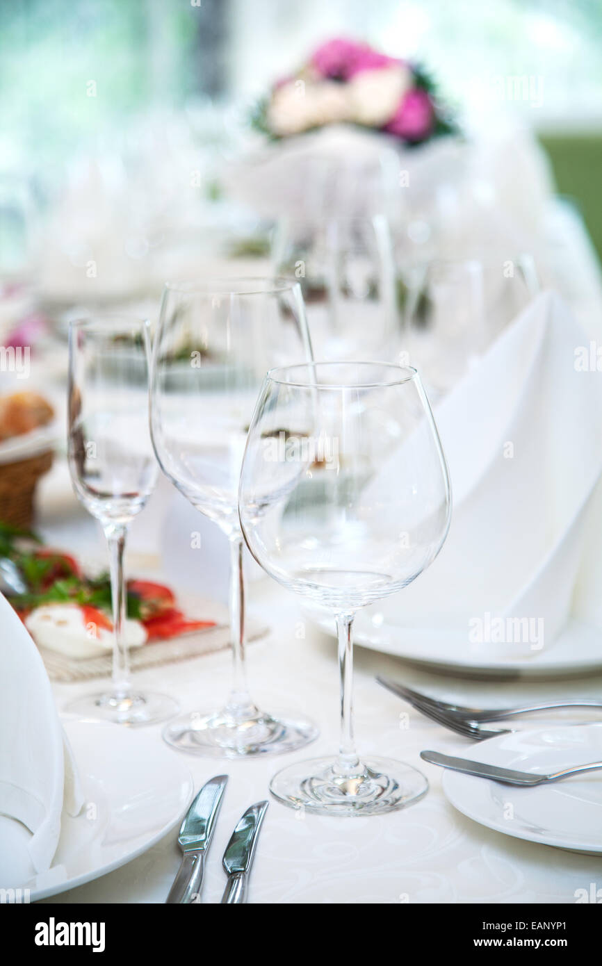 Festival table setting at the restaurant Stock Photo - Alamy