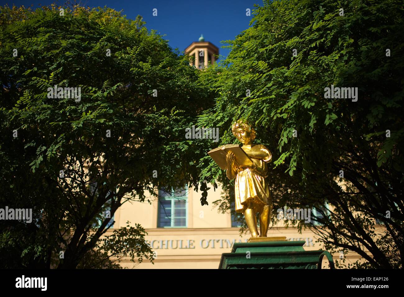 Statue tree hi-res stock photography and images - Alamy