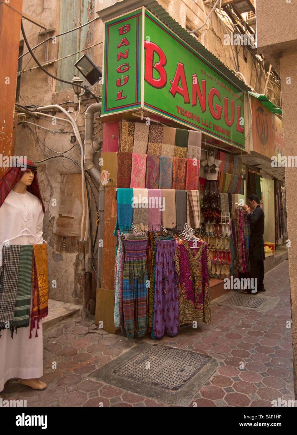 Traditional arab clothing dubai hi-res stock photography and images - Alamy