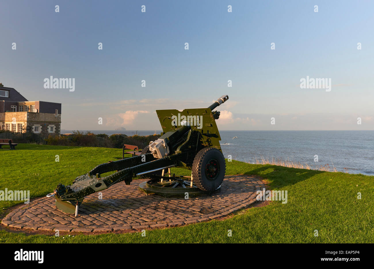 25 POUND FIELD GUN, HOWITZER, DUNBAR, SCOTLAND Stock Photo - Alamy