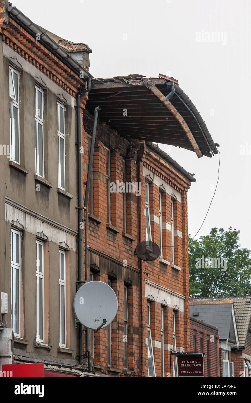 Emergency services dealing with the building collapse on the London ...