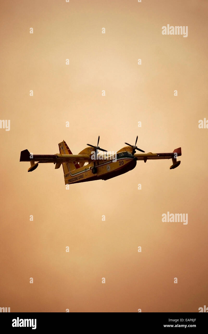 Fire fighting aircraft hi-res stock photography and images - Alamy