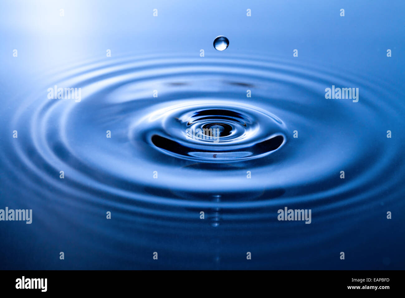 Water drop falling hi-res stock photography and images - Alamy