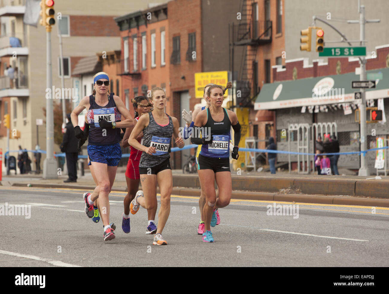 Marathon runners female hi-res stock photography and images - Alamy