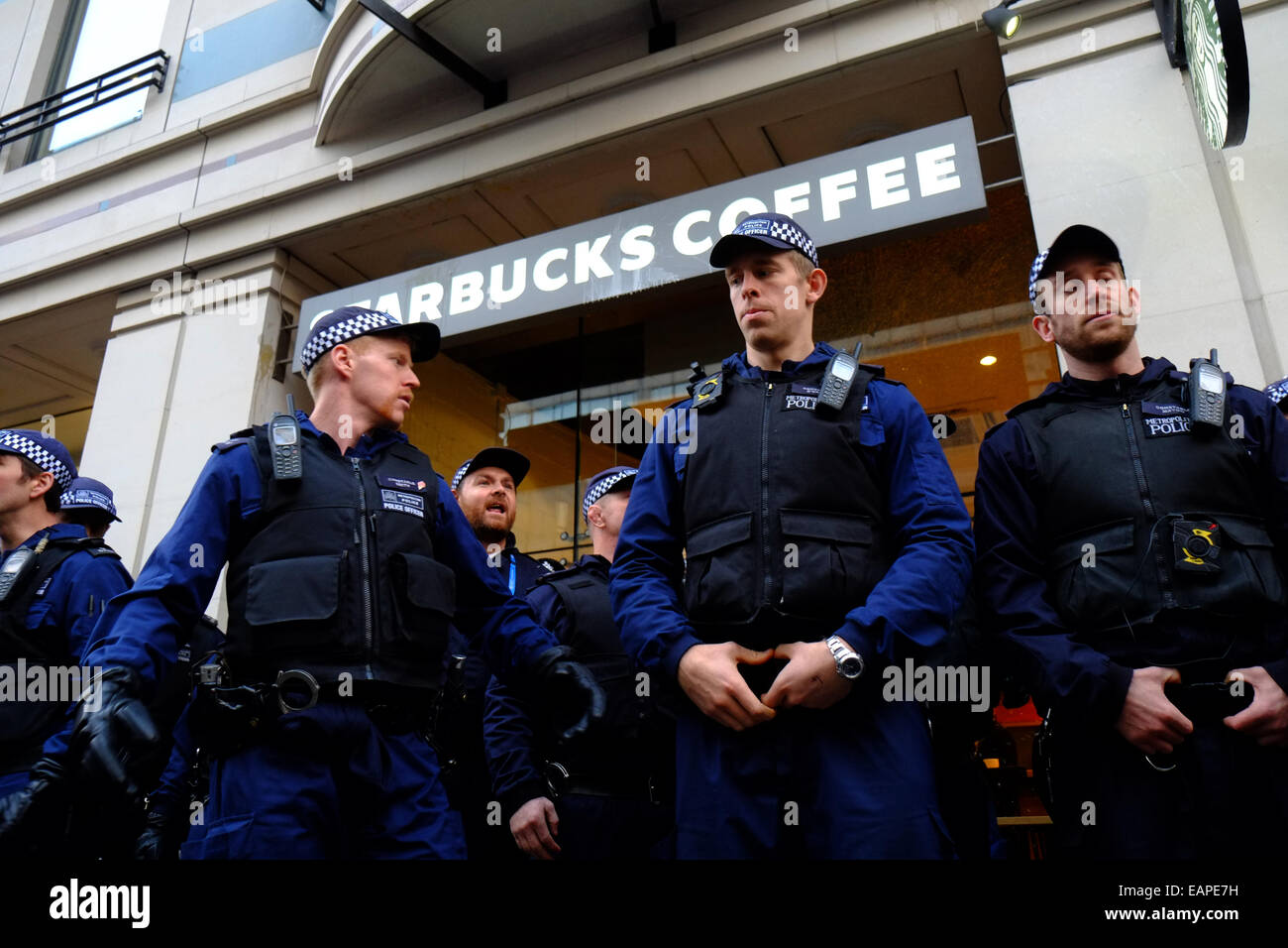 Starbucks customers line hi-res stock photography and images - Alamy