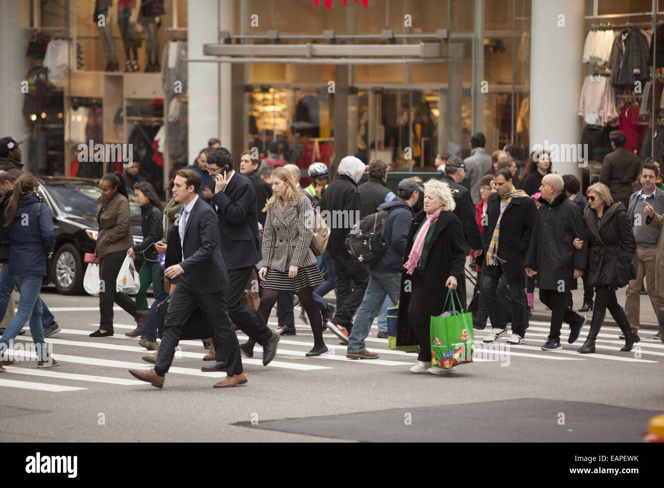 Shoppers and workers hi-res stock photography and images - Alamy