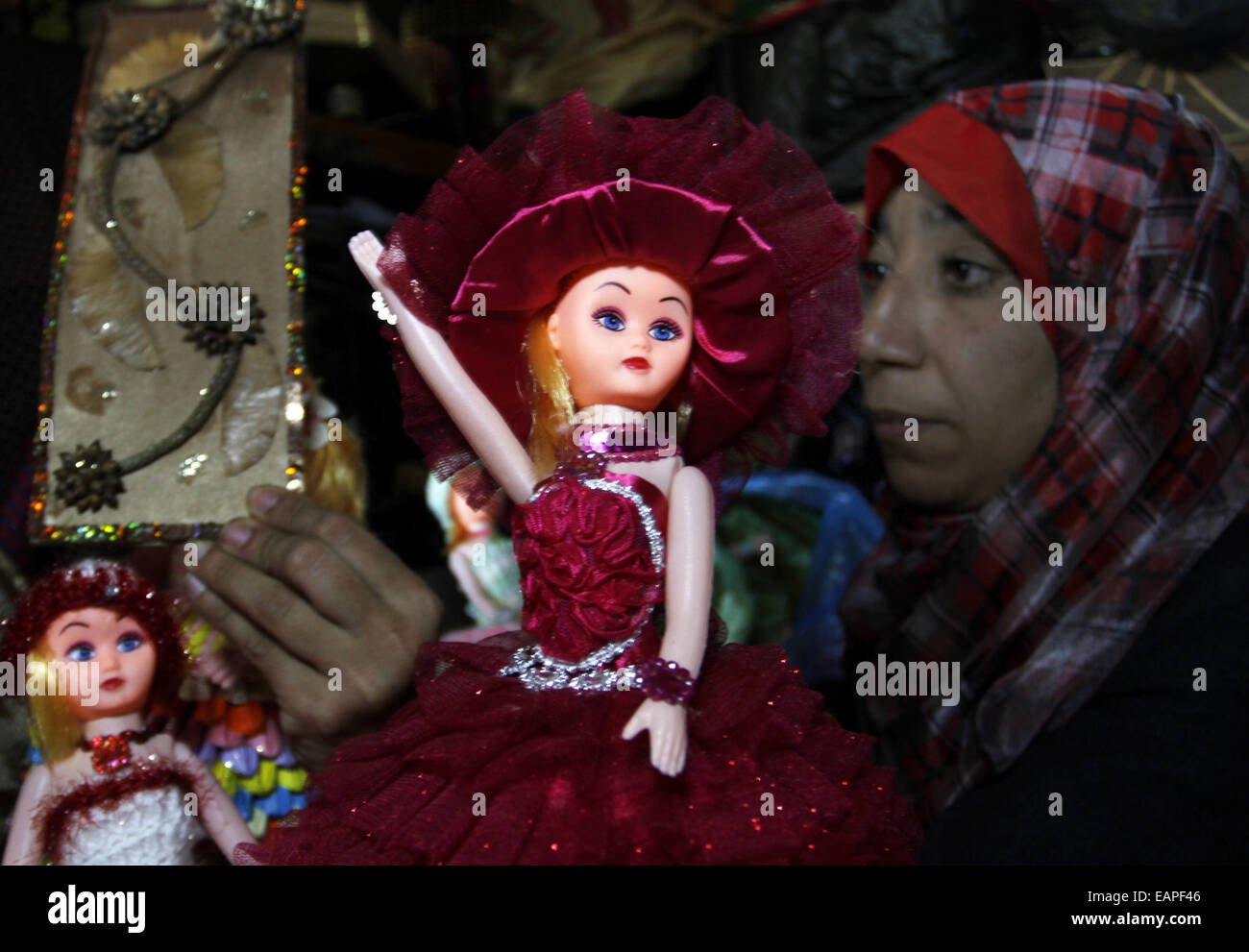 Khan Younis, Gaza Strip, Palestinian Territory. 19th Nov, 2014. Nesreen ...