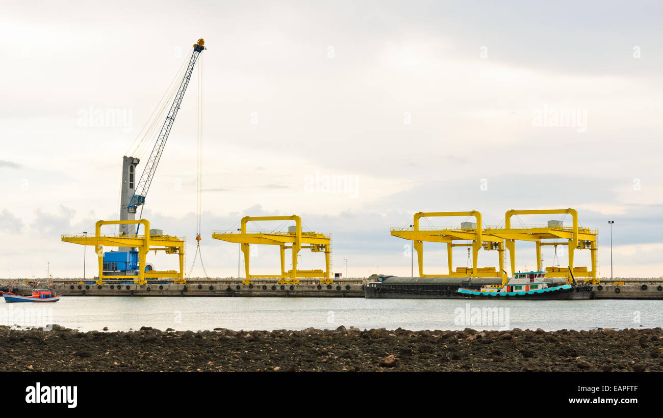 Ship lifting crane hi-res stock photography and images - Alamy