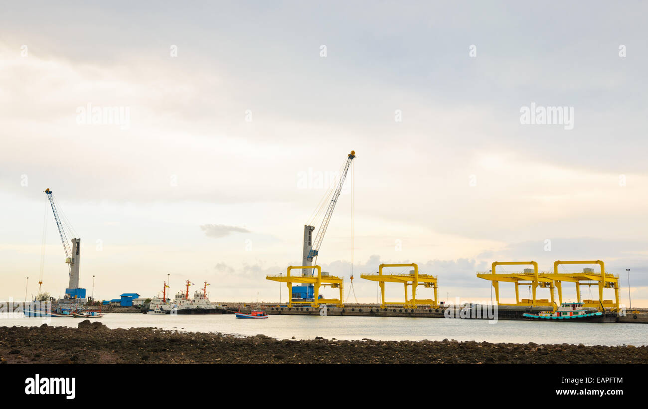 Ships lifting equipment hi-res stock photography and images - Alamy