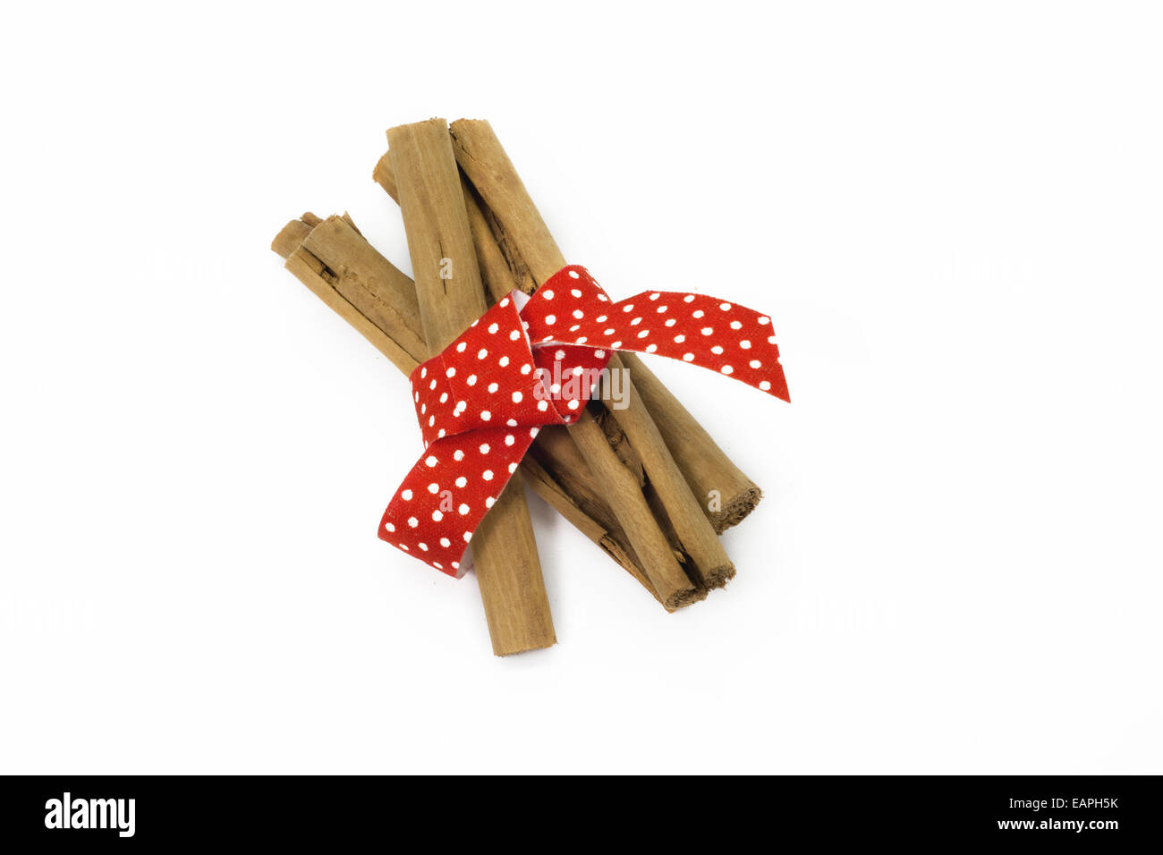 Cinnamon sticks, wrapped in red ribbon, isolada Stock Photo - Alamy