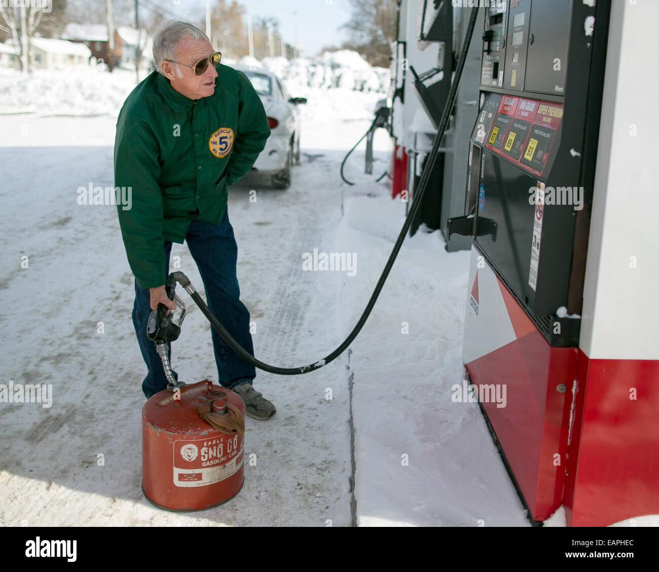 Gas can in snow hi-res stock photography and images - Alamy