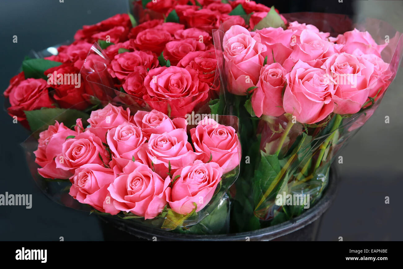 Street flower market. Different roses Stock Photo - Alamy