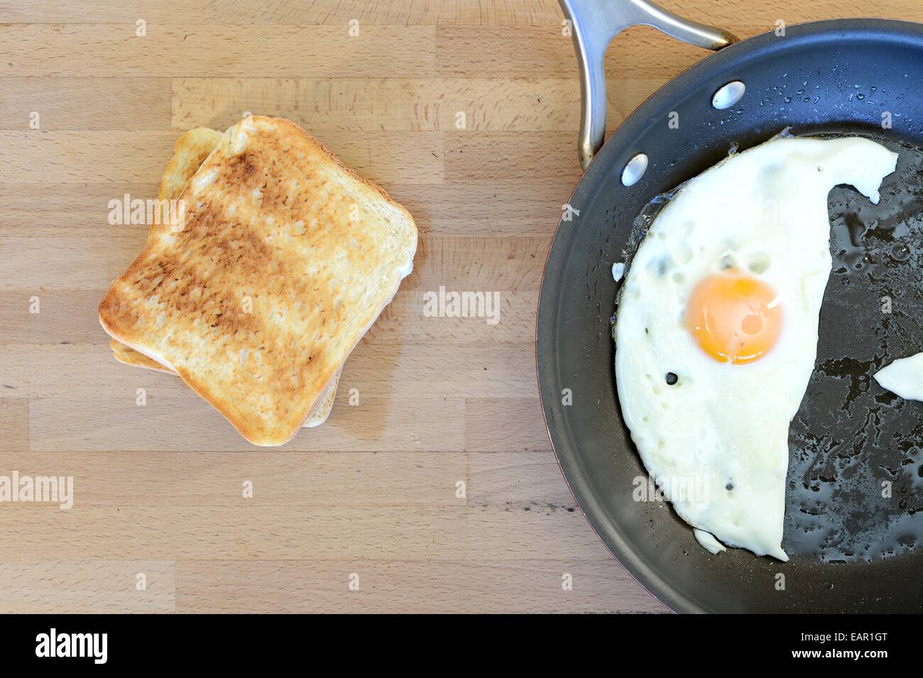 A close up shot of a kitchen frying pan Stock Photo - Alamy
