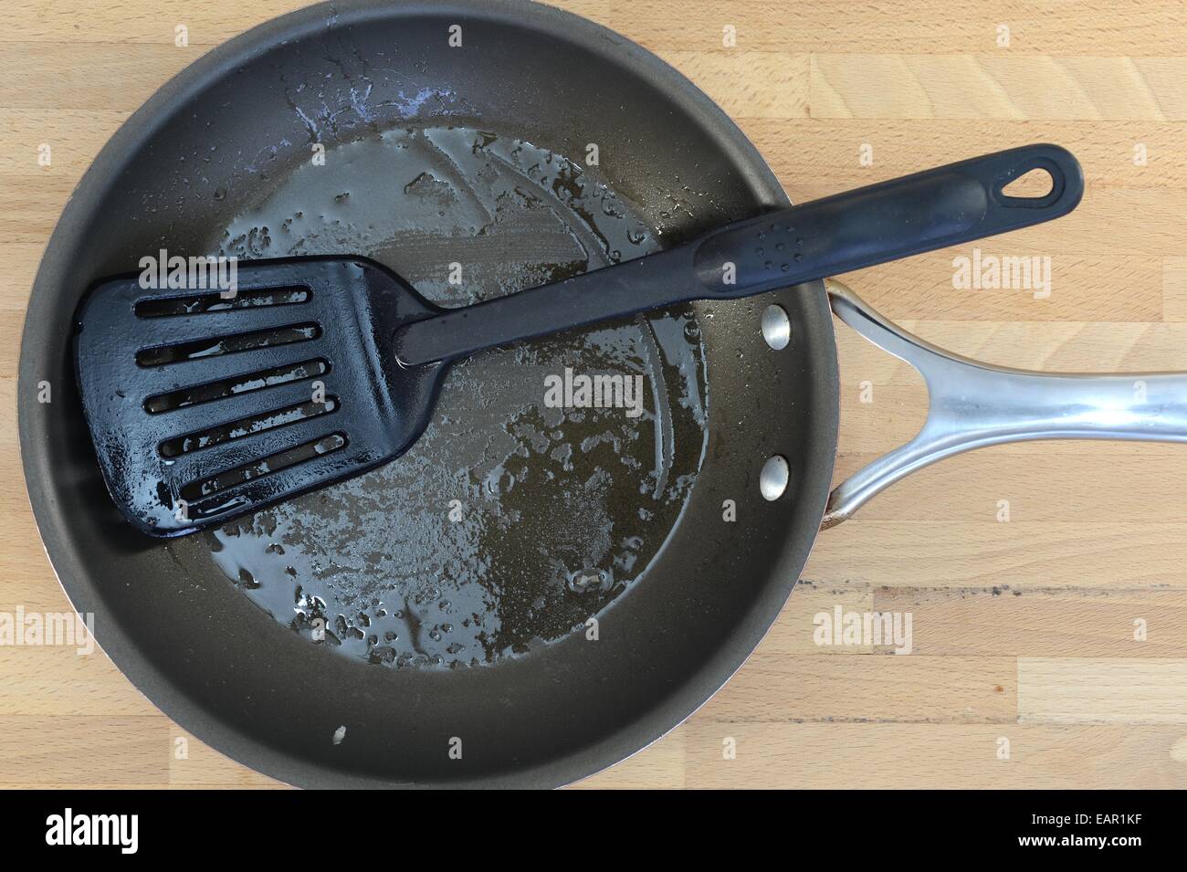 A close up shot of a kitchen frying pan Stock Photo - Alamy