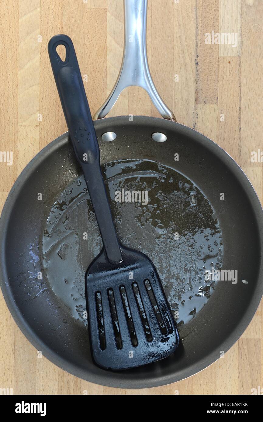 A close up shot of a kitchen frying pan Stock Photo - Alamy