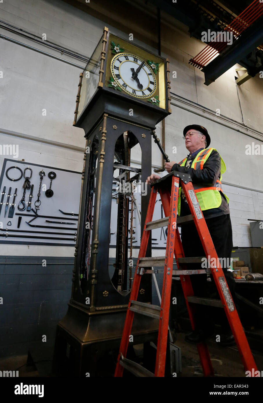 (141120) -- VANCOUVER (CANADA), Nov. 20, 2014 (Xinhua) -- Clockmaker ...