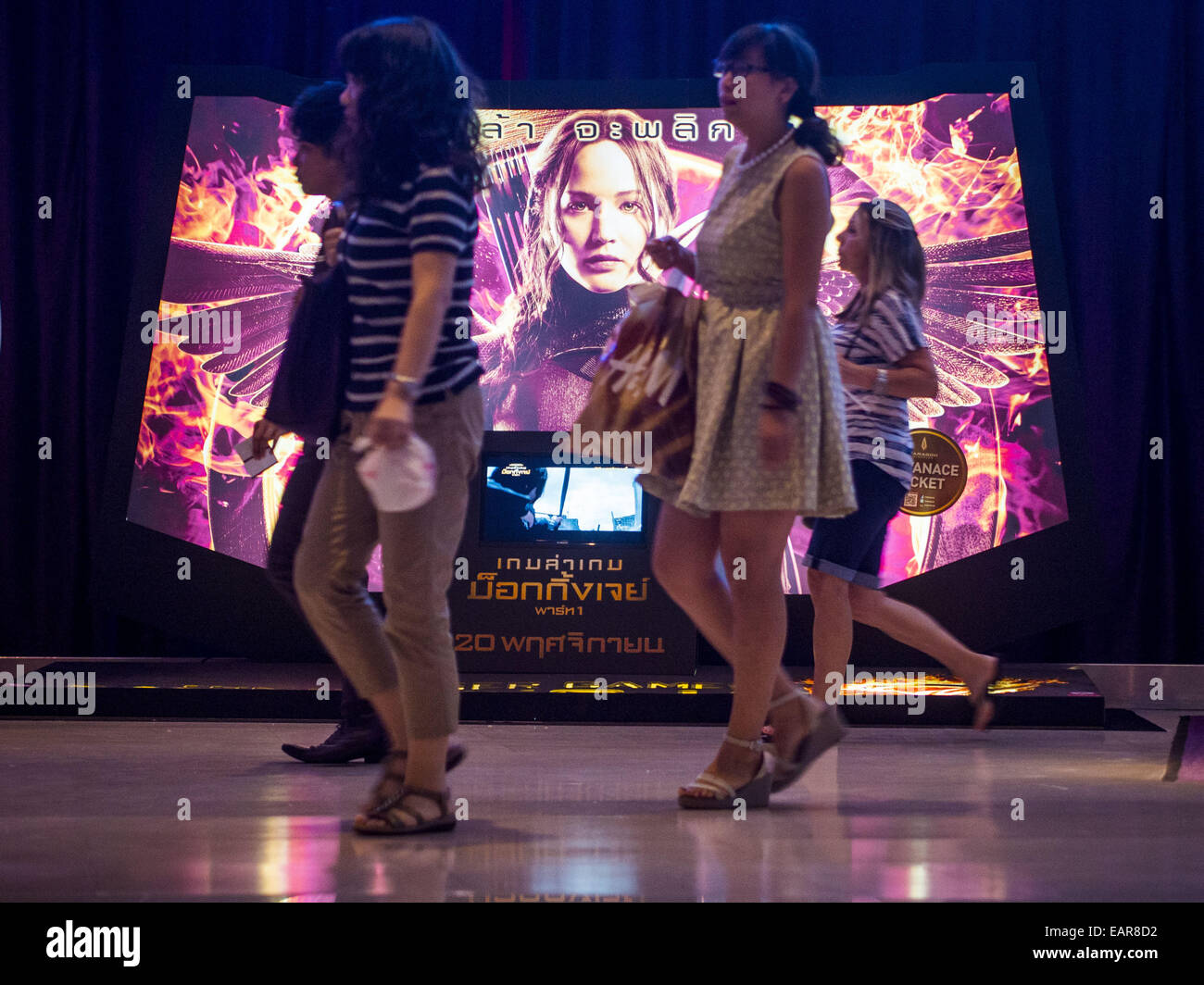 Three fingered salute hunger games hi-res stock photography and images ...