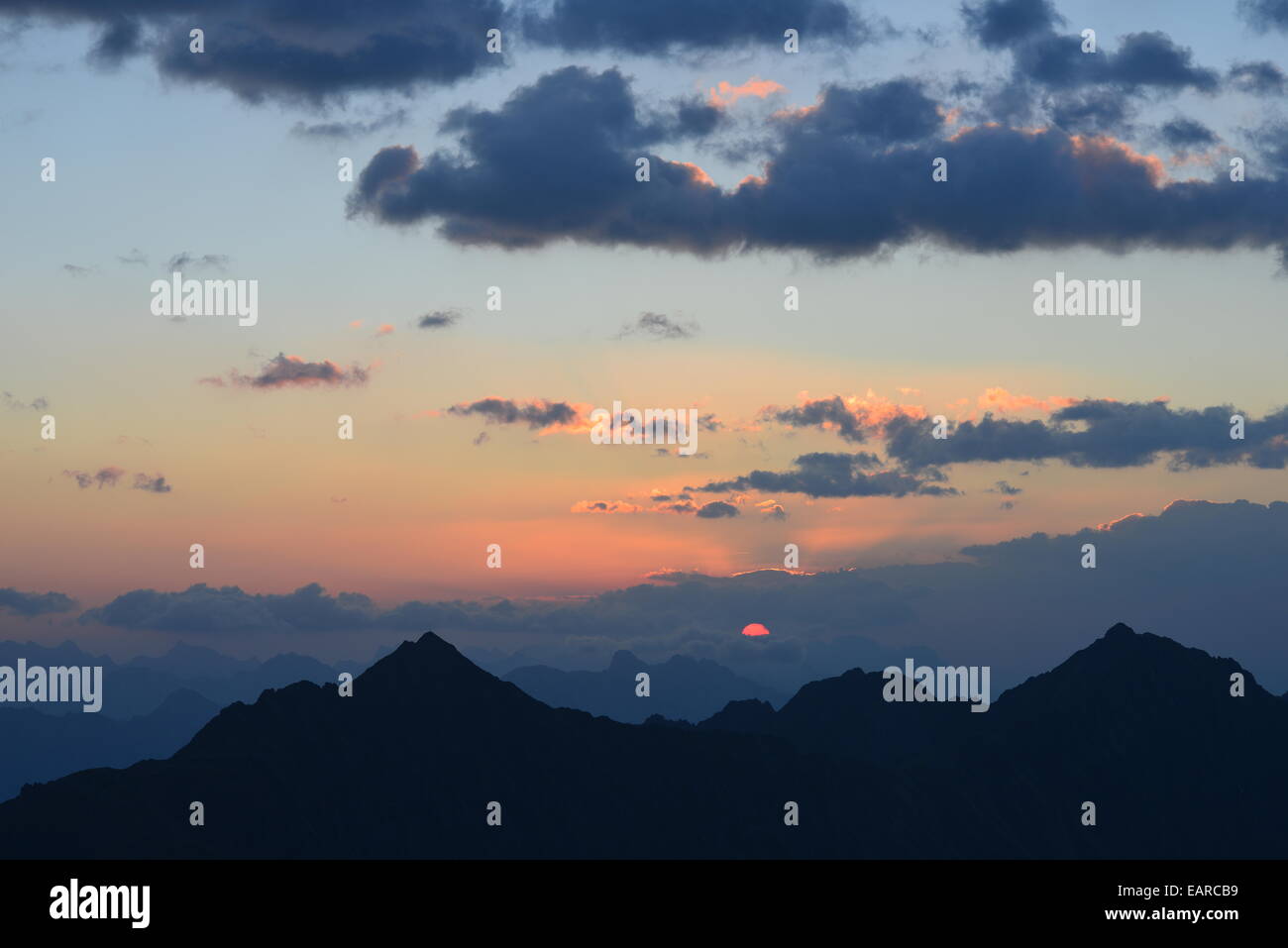 Sun between mountains hi-res stock photography and images - Alamy