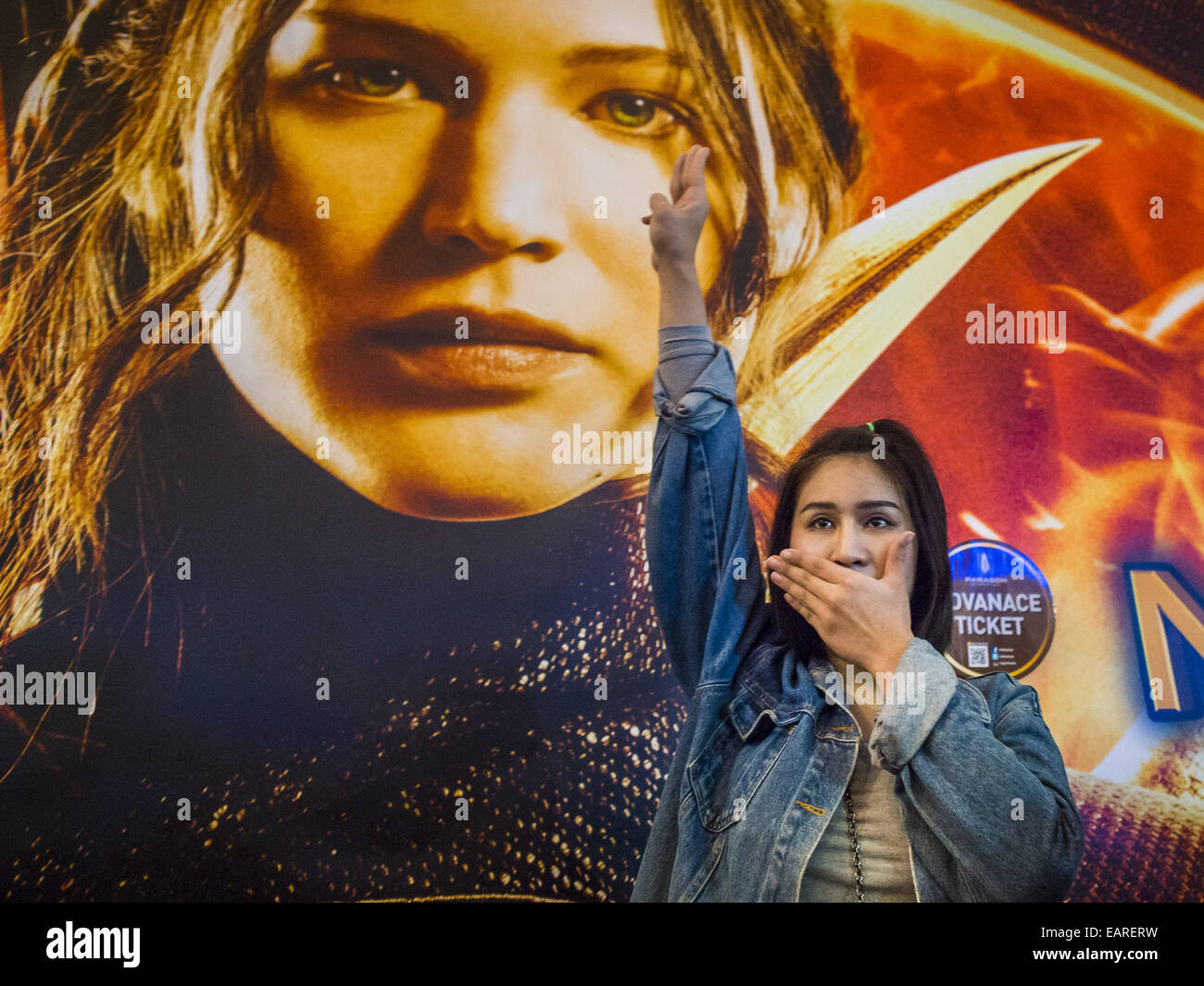 Three fingered salute hunger games hi-res stock photography and images ...