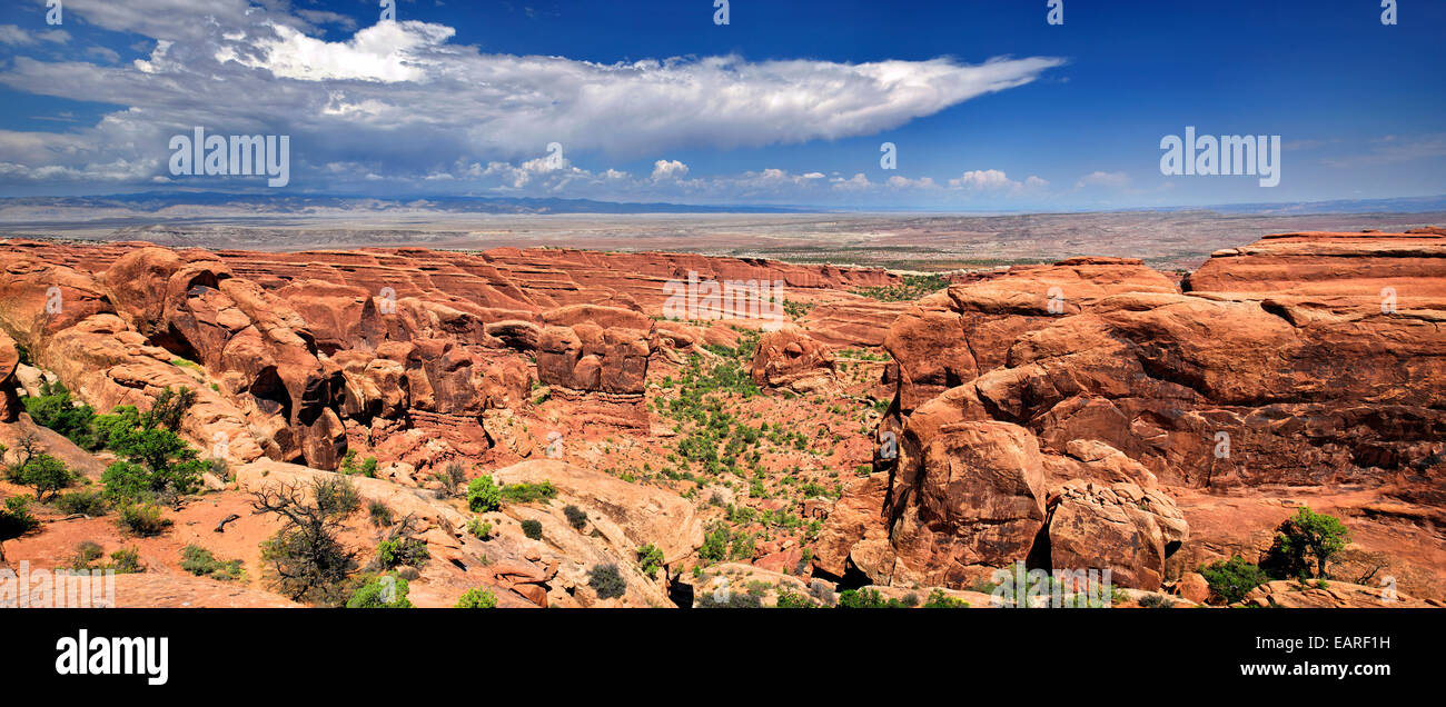 Red sandstone formations formed by erosion at Devil's Garden, Arches ...