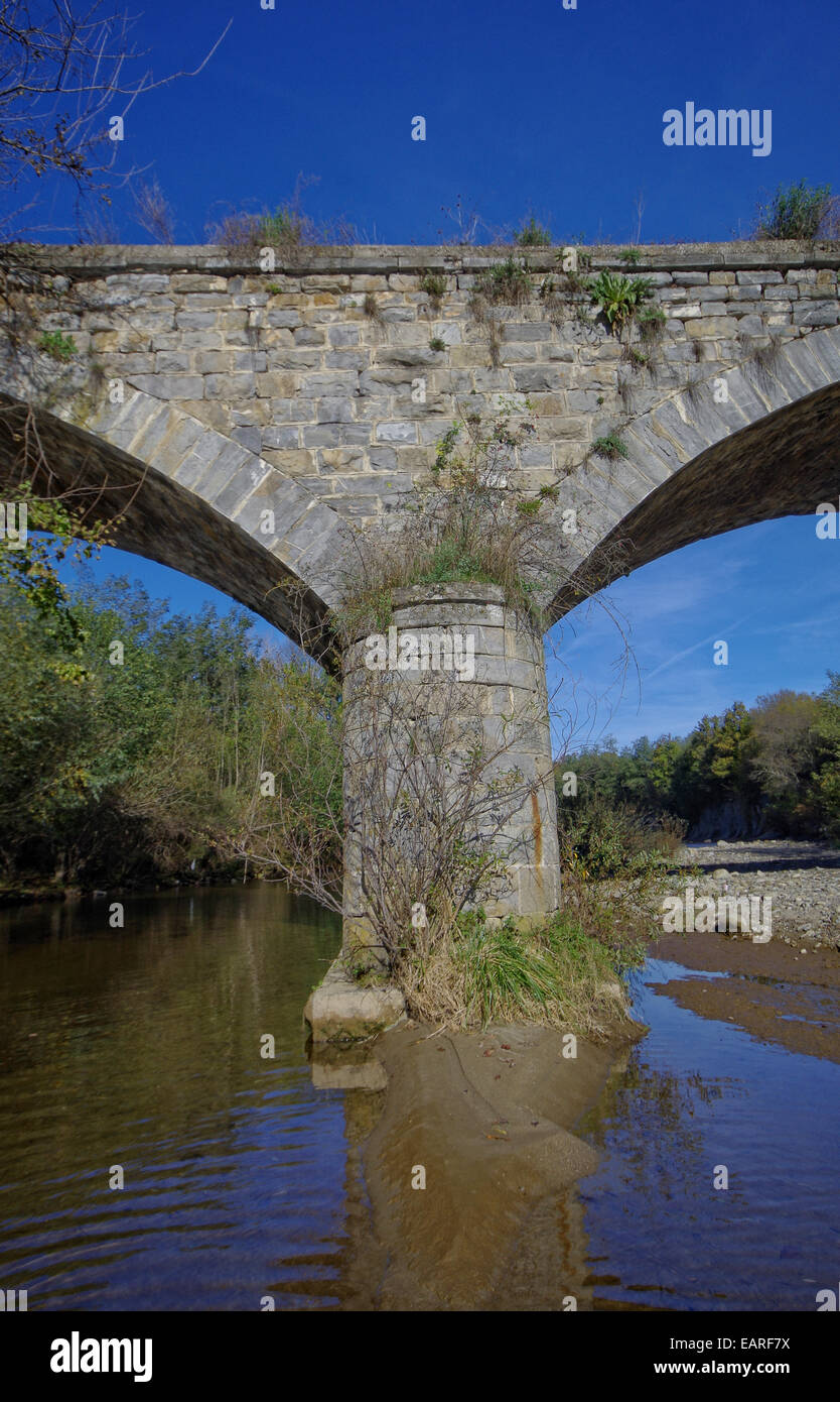 Traditional stone built bridge hi-res stock photography and images - Alamy