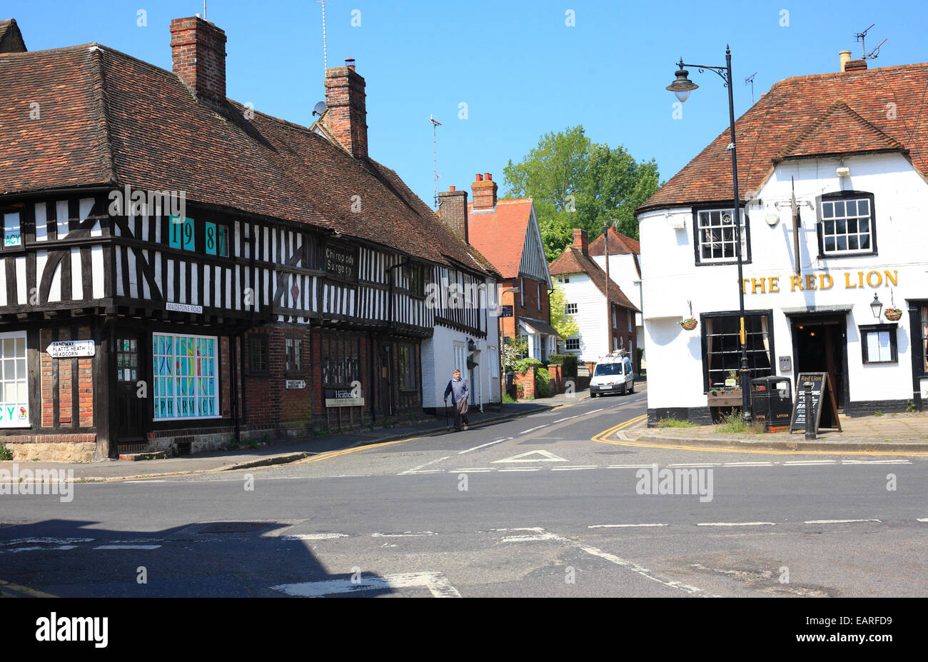 The Red Lion pub in Faversham Road, Lenham, Kent, England Stock Photo ...