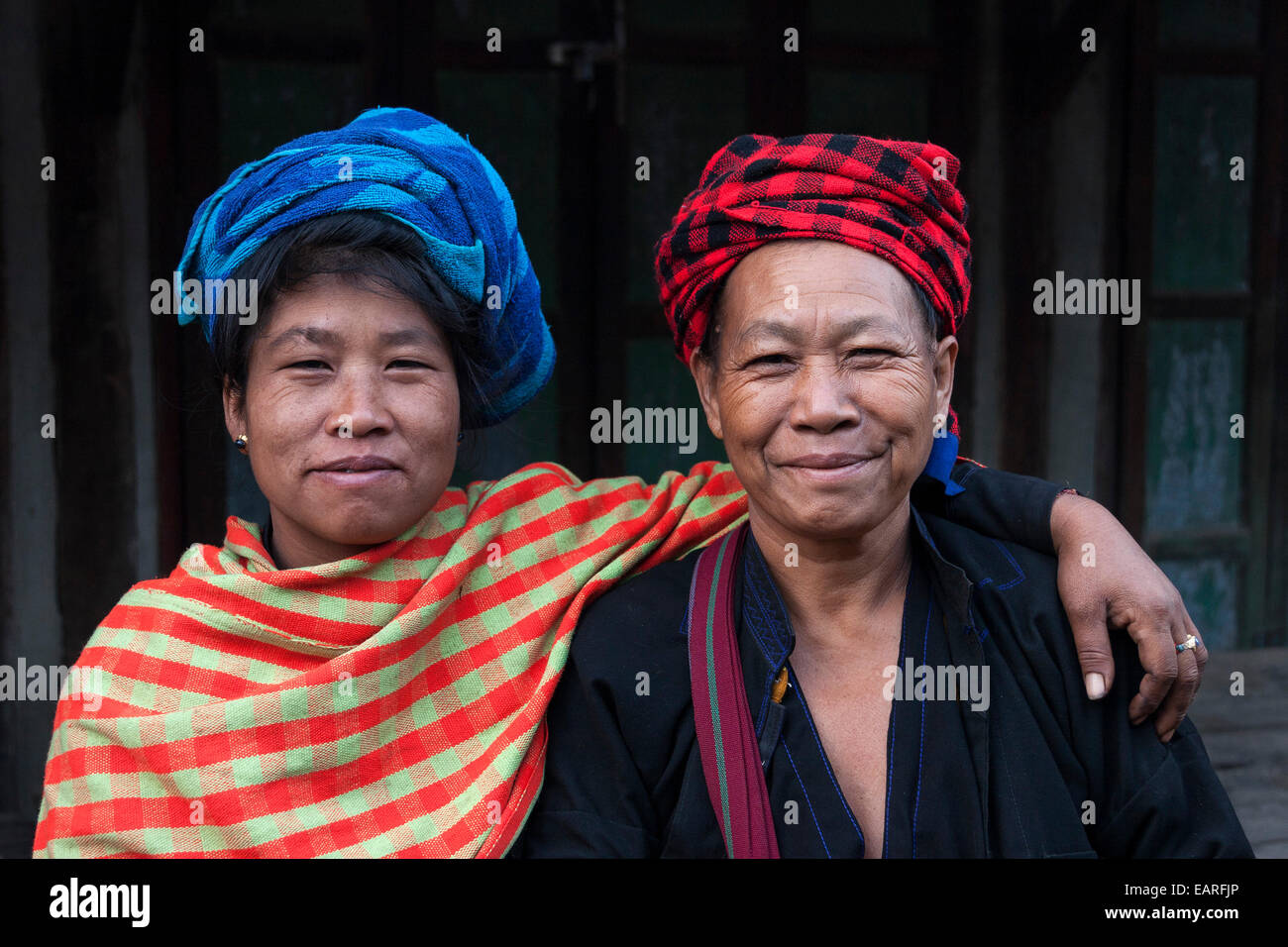 Men and woman of the ethnic group of the Pa-O wearing traditional ...