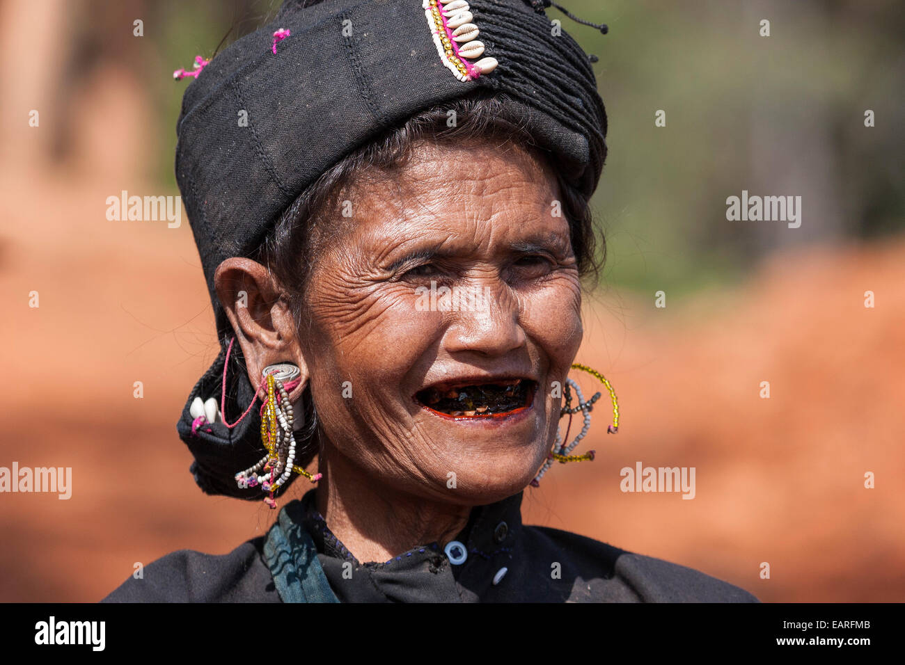 Myanmar traditional dress hi-res stock photography and images - Alamy