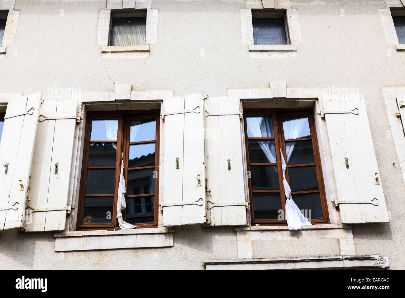 Net curtains hi-res stock photography and images - Alamy