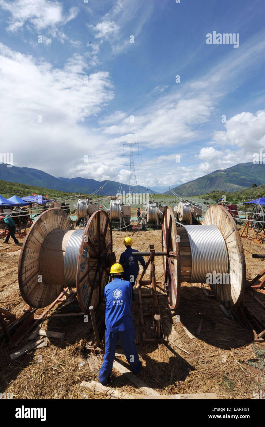 Electrical wires workers in china hi-res stock photography and images ...