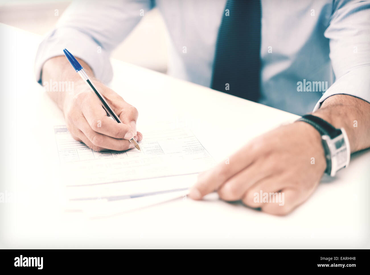 man signing a contract Stock Photo - Alamy