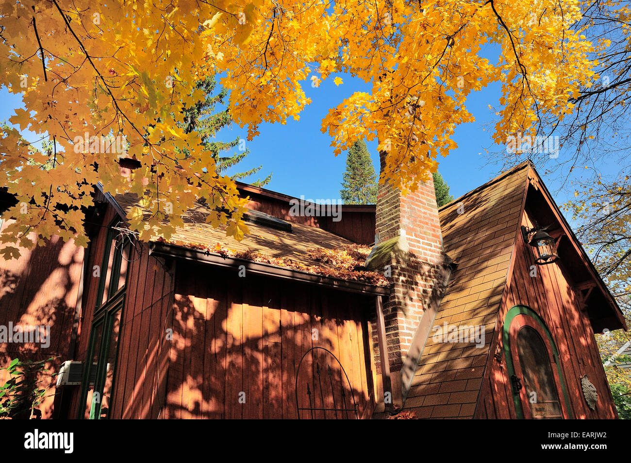 Maple cottage hi-res stock photography and images - Alamy