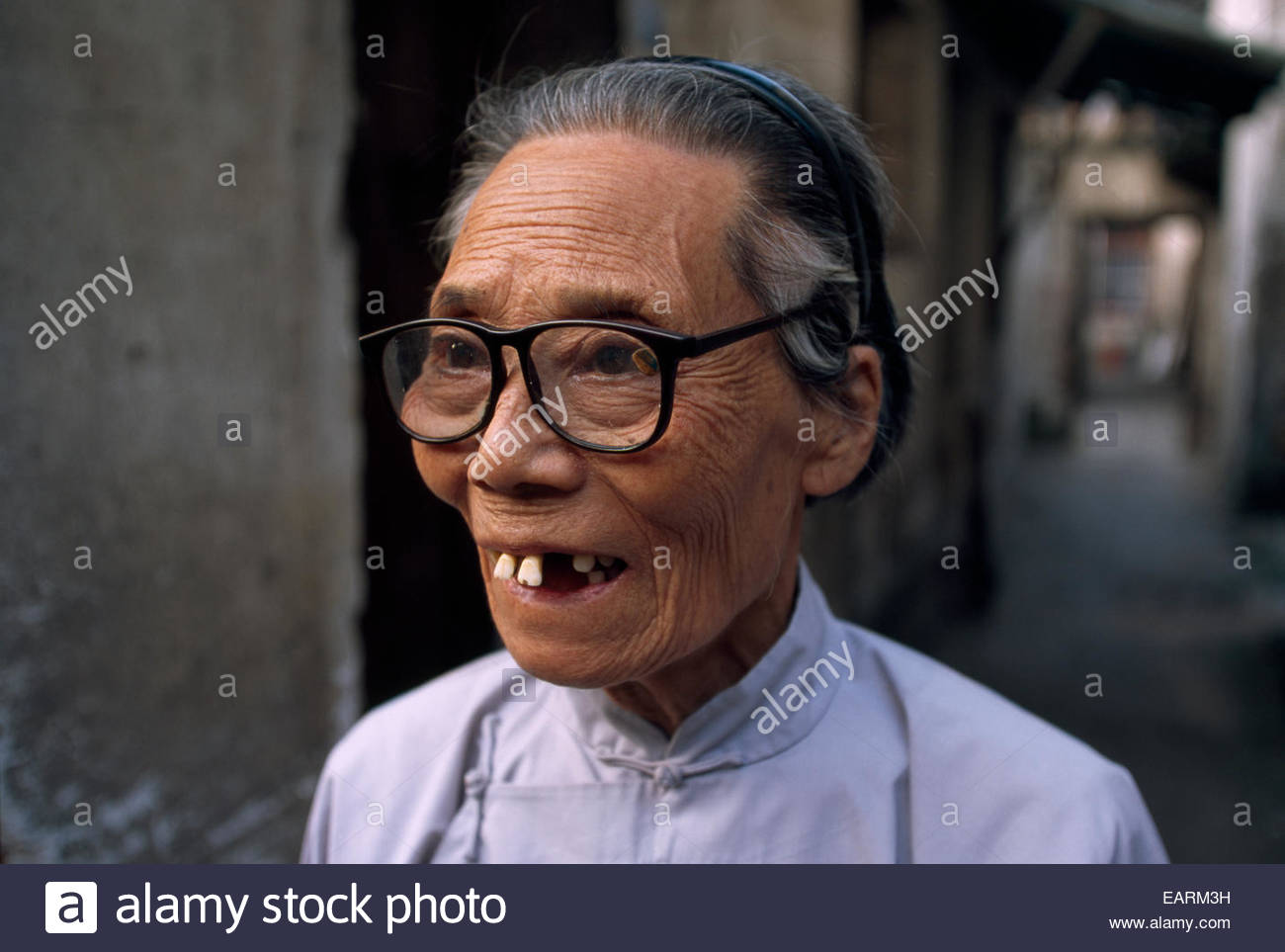 Portrait of an elderly Chinese woman with missing teeth Stock Photo ...