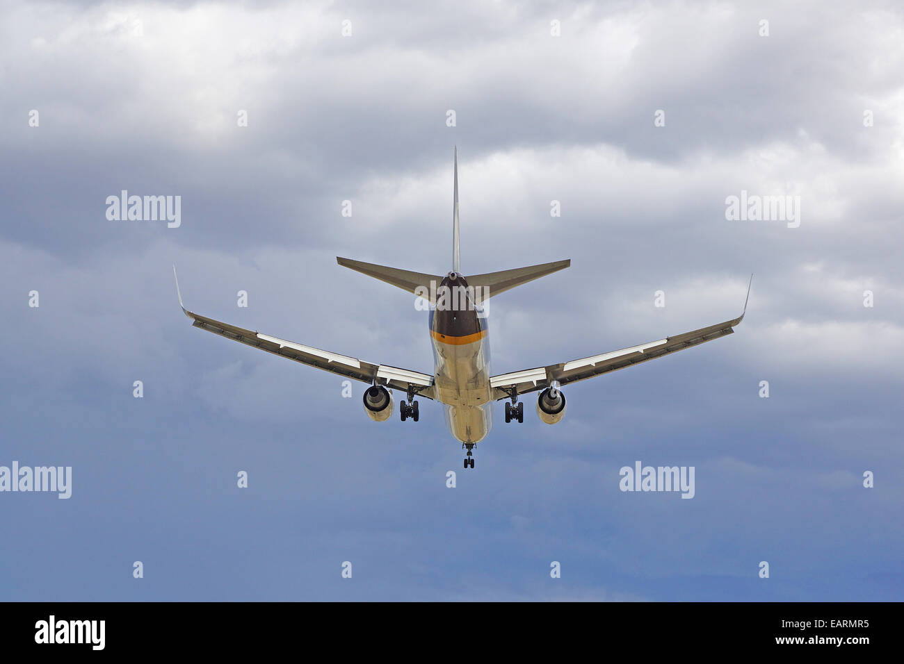 Jet airplane landing hi-res stock photography and images - Alamy