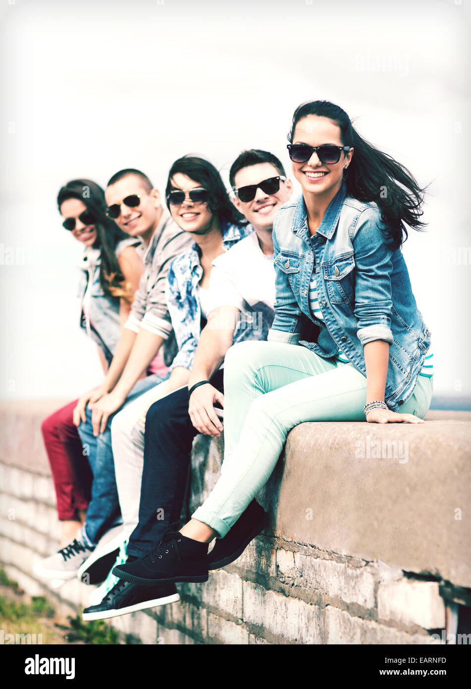 group of teenagers hanging out Stock Photo - Alamy