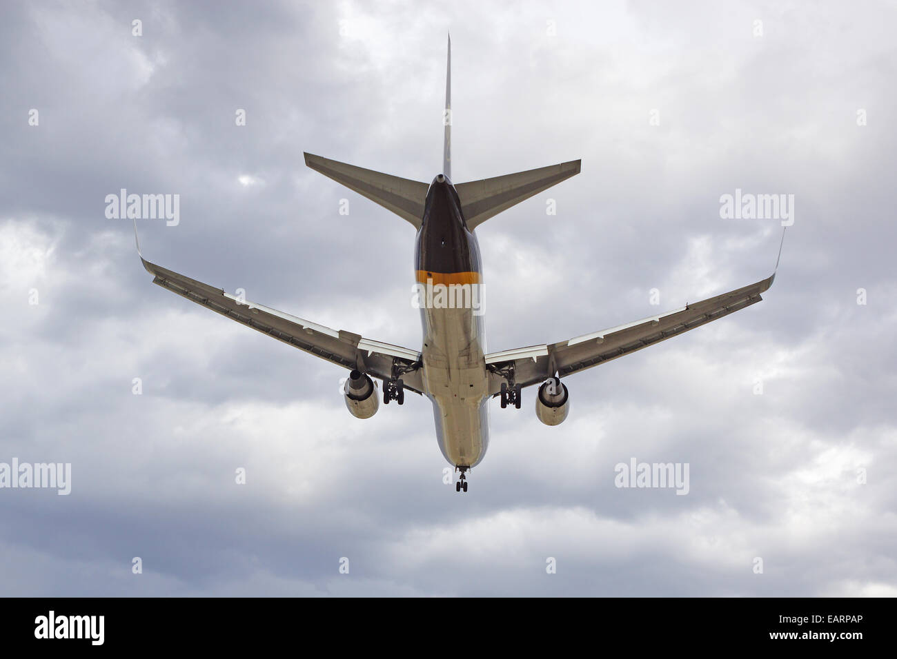 Jet airplane landing hi-res stock photography and images - Alamy