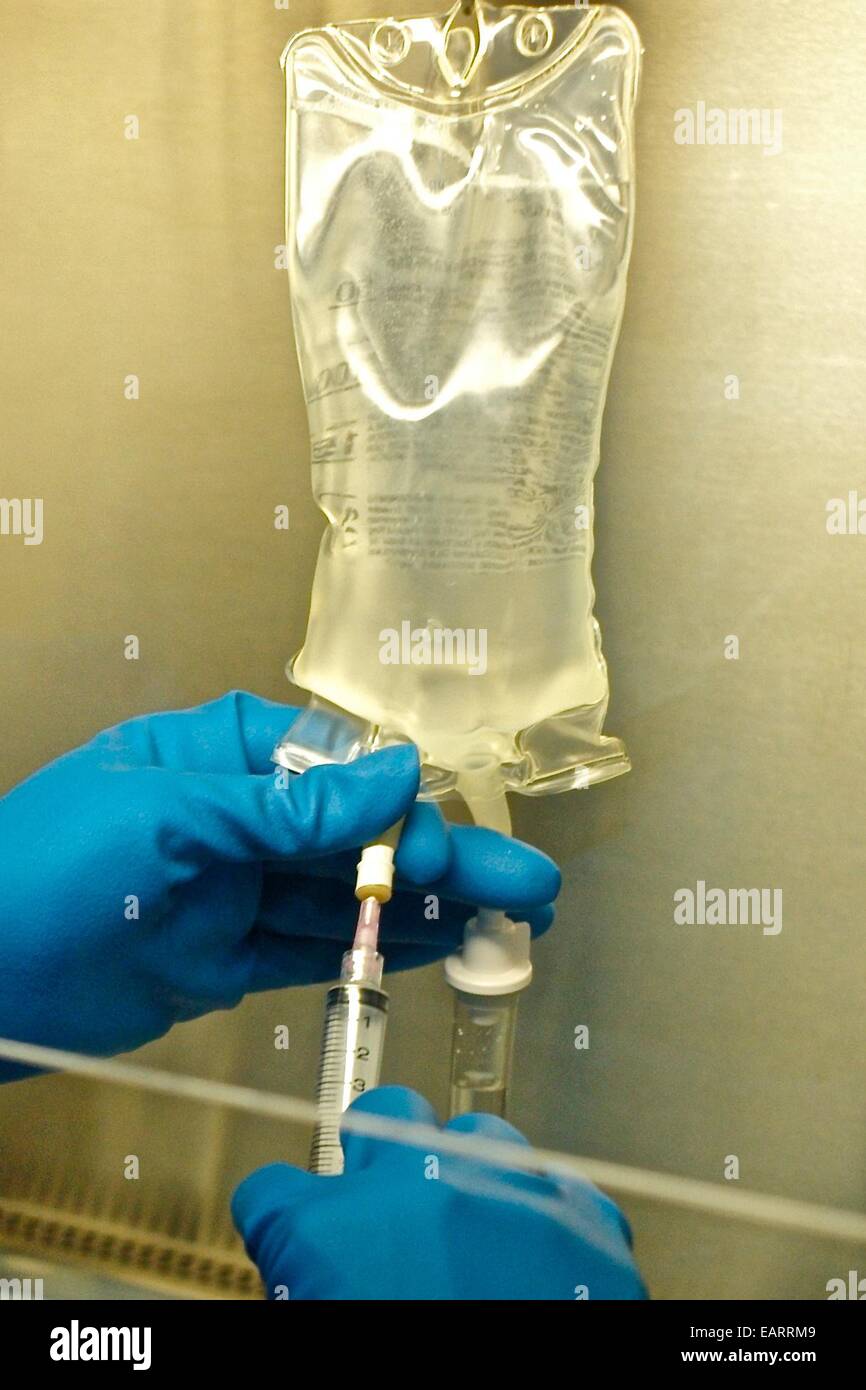 Chemotherapy iv hi-res stock photography and images - Alamy
