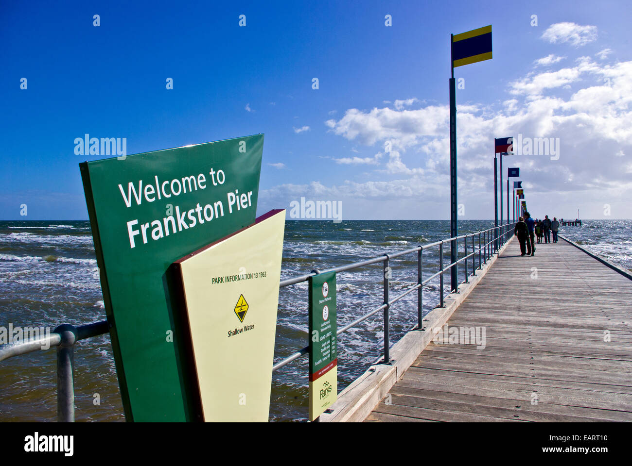 A welcome sign for visitors to the Frankston Pier foreshore Stock Photo ...